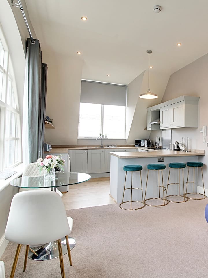 Spacious 2-bed Penthouse Apt• Sleeps 7 • Central - Harrogate