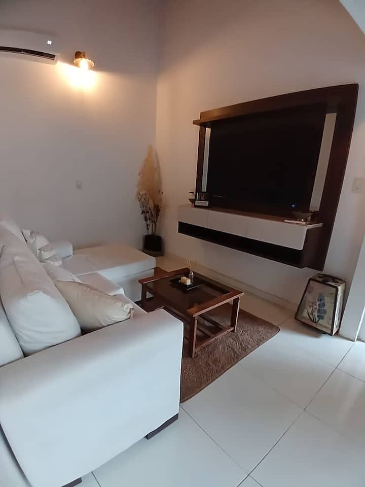 Casa Familiar Con Patio Amplio Y Wifi Rápido - Paraguay