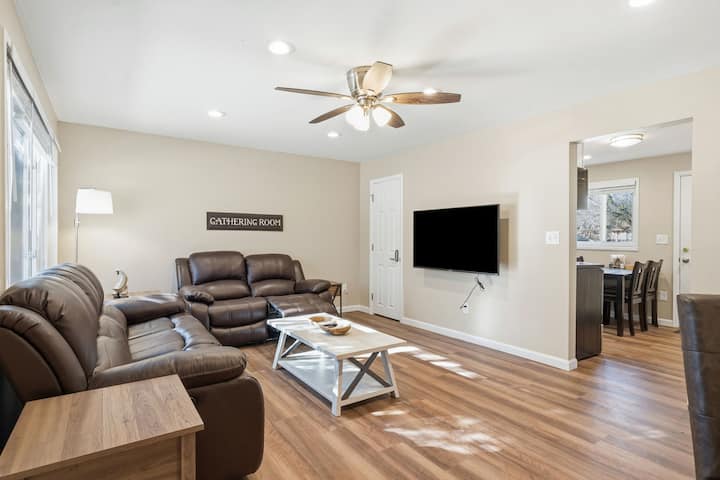 West Side Getaway Within A Fun Neighborhood Area! - Colorado Springs, CO