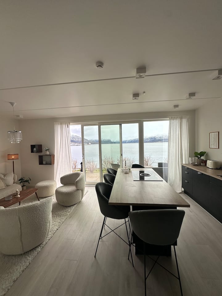 Fin Leilighet Rett Ved Havet. - Alta