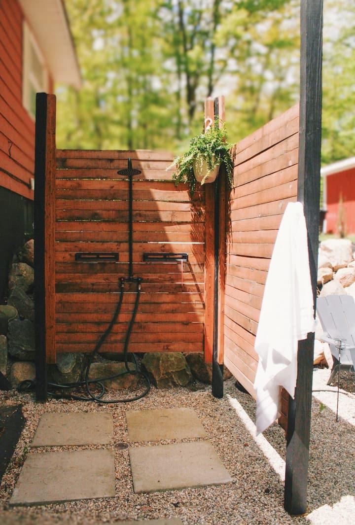 Bigfoot Retreat- Cabin, Lake, Hot Tub & Golf Cart - Michigan