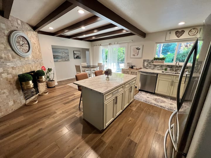 6 Rooms, Sleeps 12+, Ac, Luxury Home, Very Clean - Chico, CA