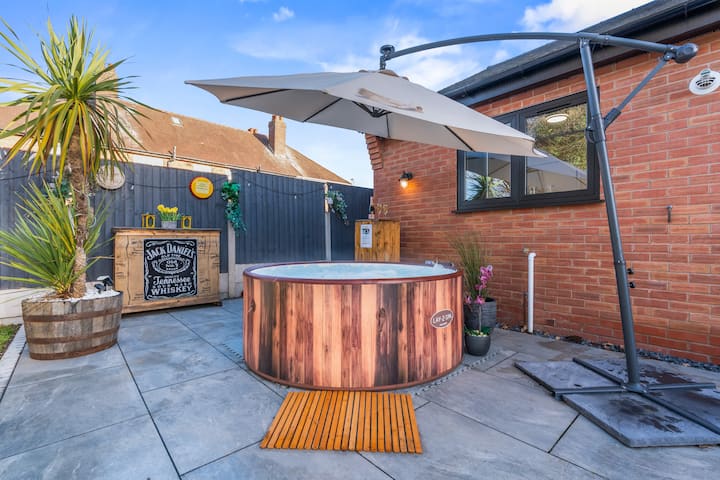 Hot Tub Haven For Families & Groups - Birmingham
