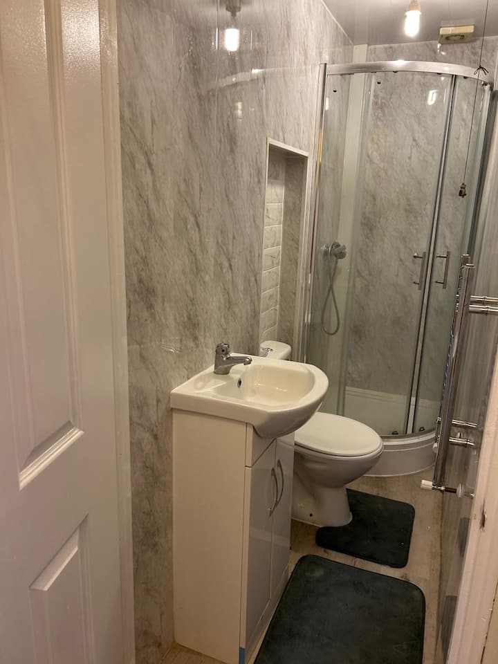 Lustruos Villa Top Room 4 - Hull