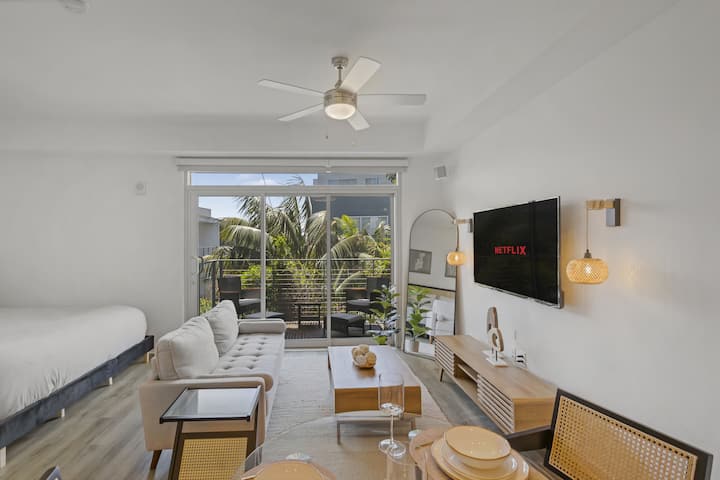 Free Safe Parking, King Bed, Balcony, Gym, Jacuzzi - ビバリー・ヒルズ, CA