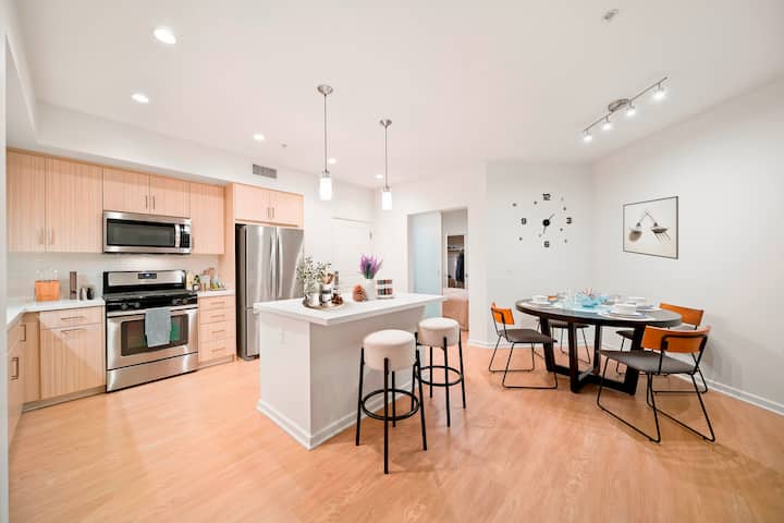 Modern 2 Br W/pool & Hot Tub - Costa Mesa, CA