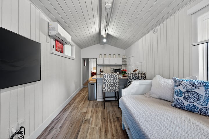 Private Garden Guesthouse Walk To Everything Truvi - Key Biscayne, FL