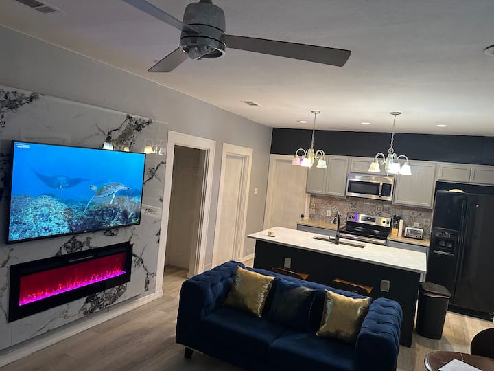 Distinctive Updated Downtown Retreat - Dallas, TX