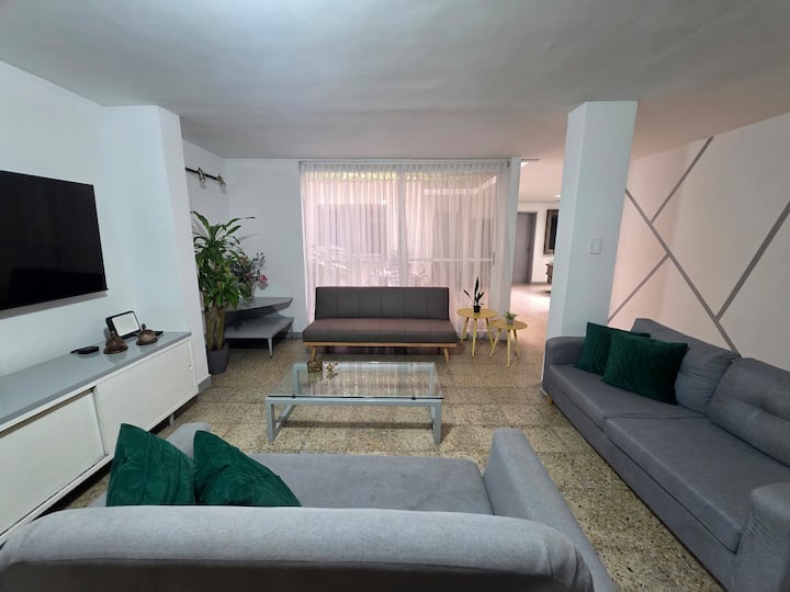 San Joaquin House 5br In Laureles - Medellín