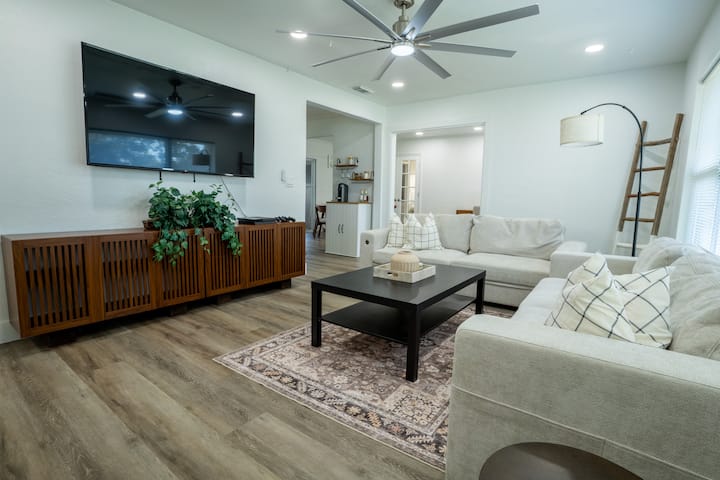 Modern 3br/2b Oasis/ Patio – Sleeps 8 - Clearwater, FL