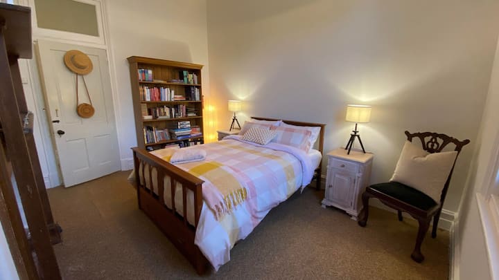 Minimbah Vintage Room. - Northam