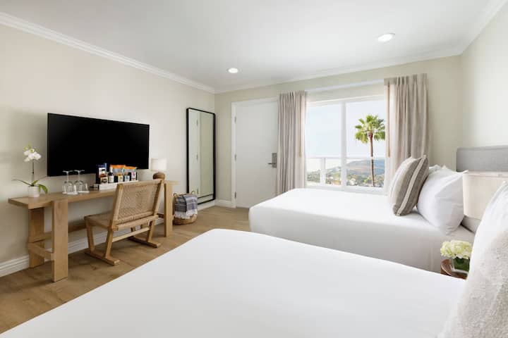 Oceanfront Stay W/ Loungers, Views & Vibes - Laguna Beach, CA