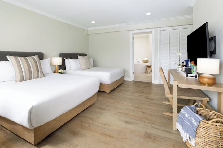 Oceanfront Stay W/ Loungers, Views & Vibes - Laguna Beach, CA