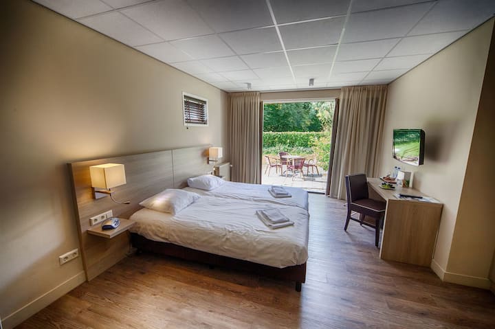 Warm Retreat With On-site Dining, Free Parking! - Apeldoorn