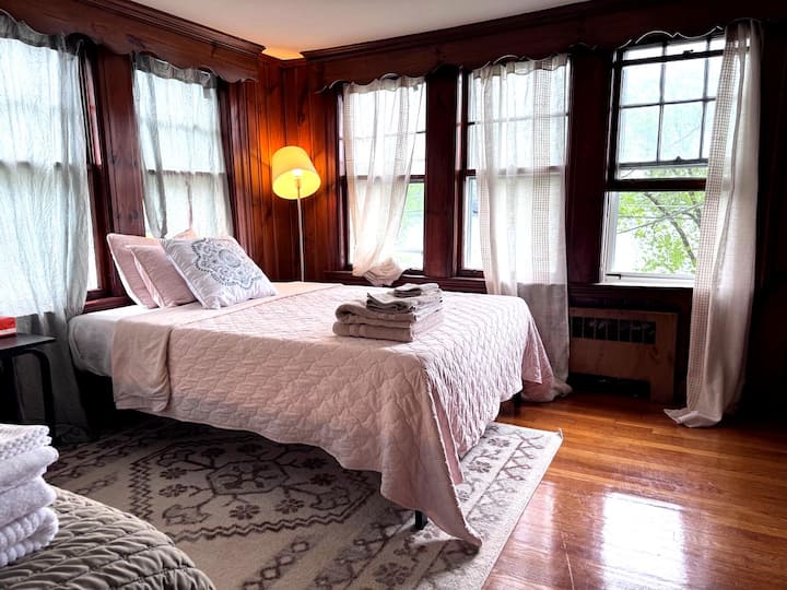 安静别墅里的带客厅的双床房,可免费停车 - Newton, MA