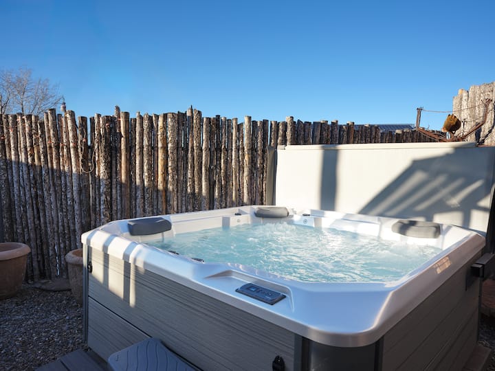 (A3) Date Night • Hot Tub + Massage Bed Private - Santa Fe, NM