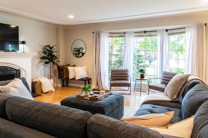 Spacious Oasis
Lush Yard & Fire Pit - Yakima, WA