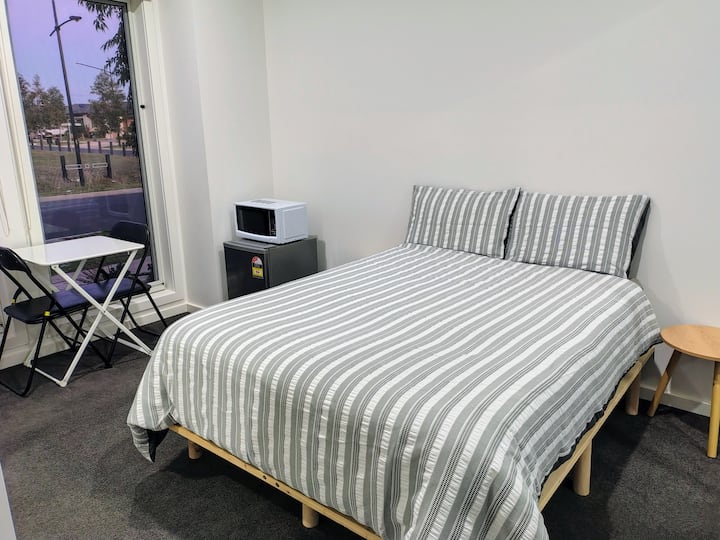 Master Bedroom Near Opalia Plaza - 멜턴