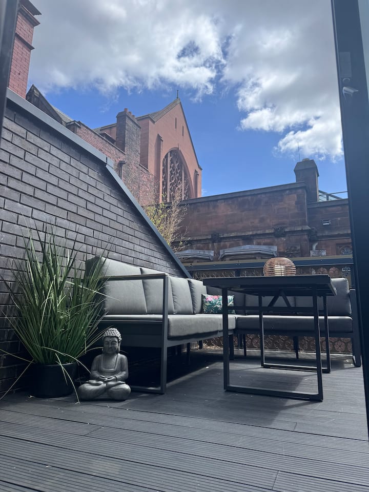Rooftop Retreat | 2br | Private Parking - Salford