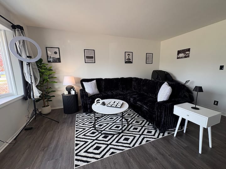 Luxe Retreat W/ Massage Chair + Full Kitchen - Westland, MI