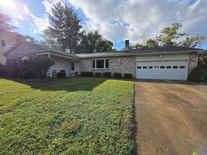 Parkside 3br Near Iu • Cozy Family Stay - Bloomington, IN