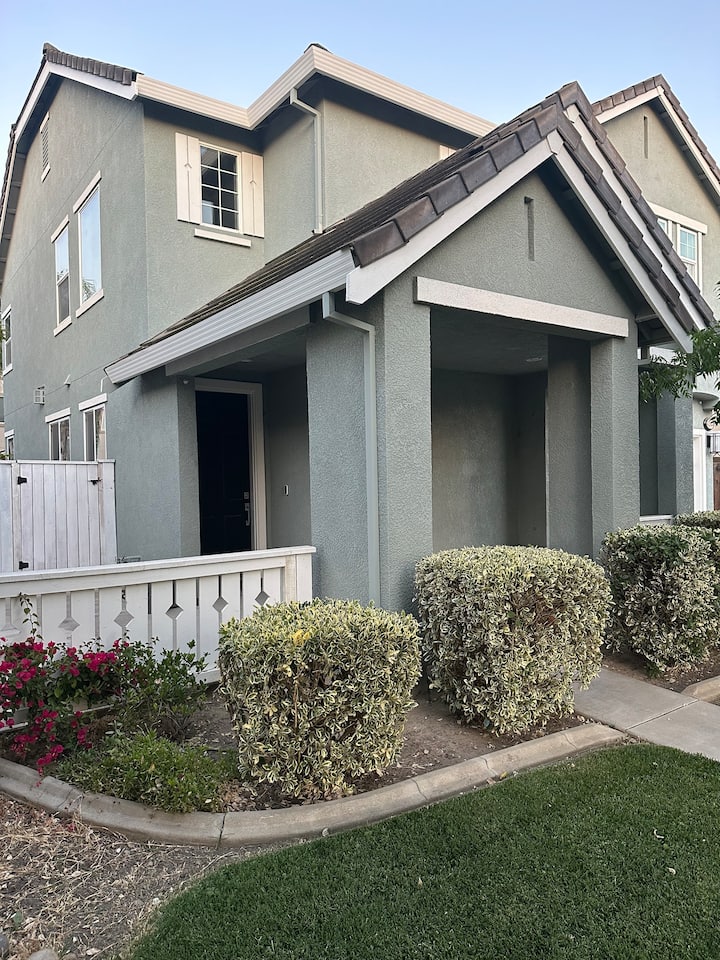 Charming 4br Turlock Getaway In Great Neighborhood - Turlock, CA