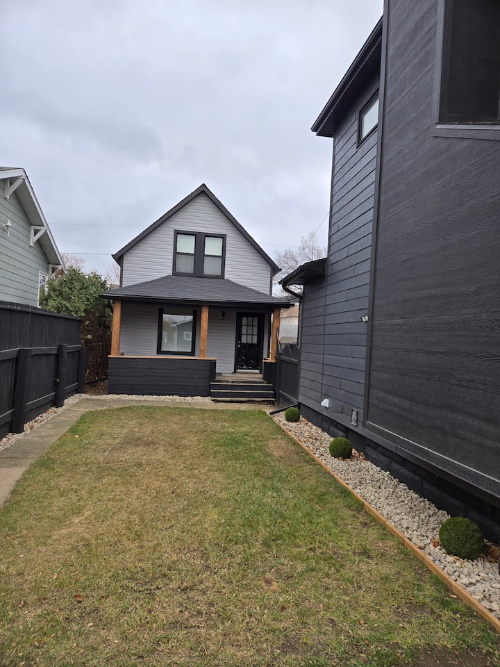 The Cottage House Of Moose Jaw - Moose Jaw