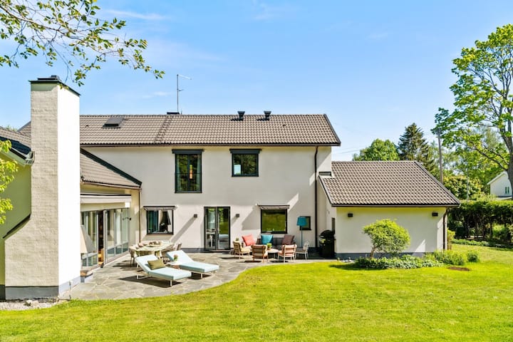 Lyxig Familjevilla I Unikt Läge - Solna
