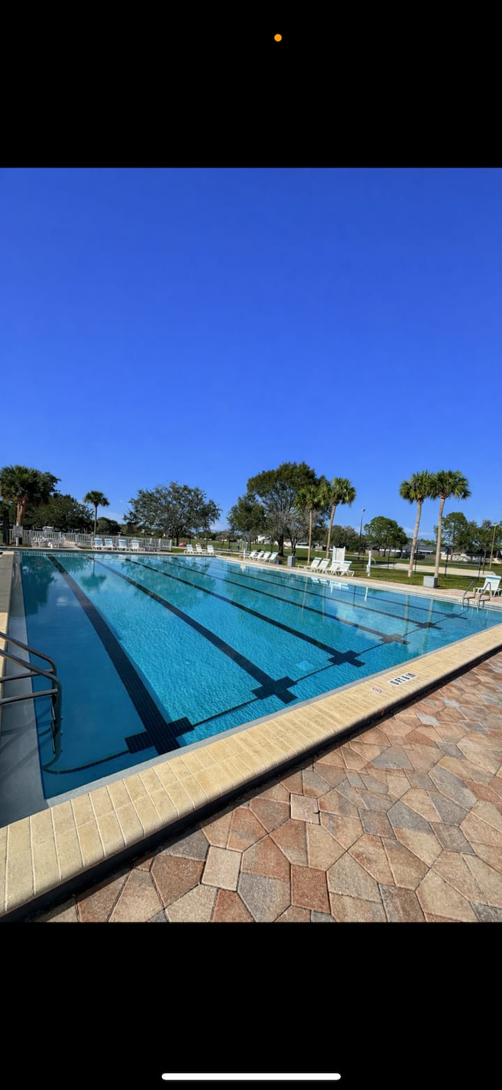 Tampa, 2BR Retreat/cama tamaño king/piscina comunitaria/capacidad para ...