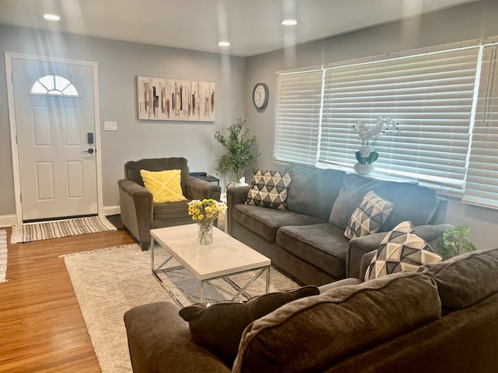 Clean & Modern 3br Stay - Chestnut Hill, PA