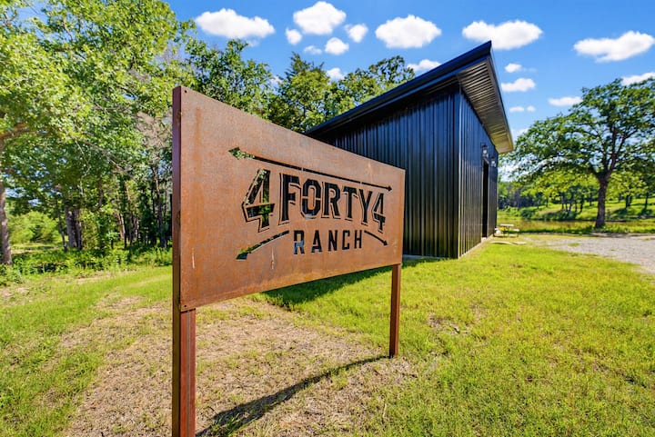 Private Treehouse Retreat | Sleeps 8 + Pickleball - Decatur, TX