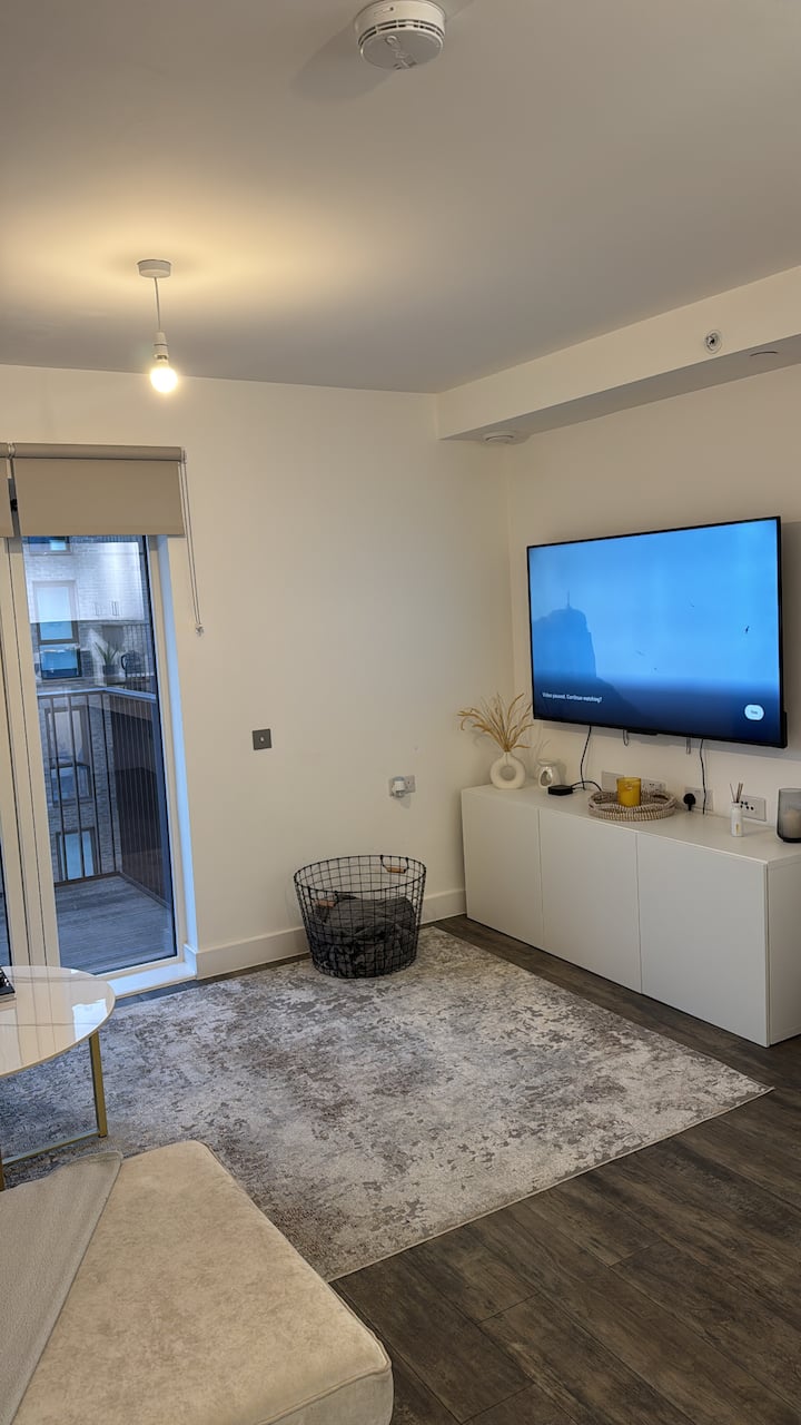 Modern 1br Flat W/ Balcony | Near City Airport - Greenwich