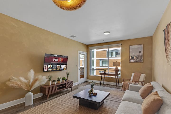 One Bedroom, Safe Parking, King Bed, Pool, Balcony - Beverly Hills, CA