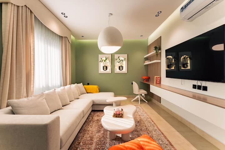Modern Apartment | Central | King Bed & Workspace - Jeddah