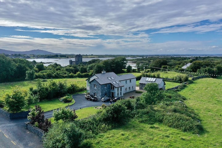 Castle View Cottage
Where Cozy Meets Castle Views - Clare County