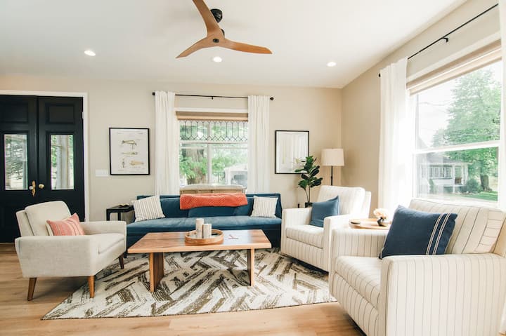 Pearl: Fully Renovated: In Town Charmer: Sleep10 - Boyne City, MI