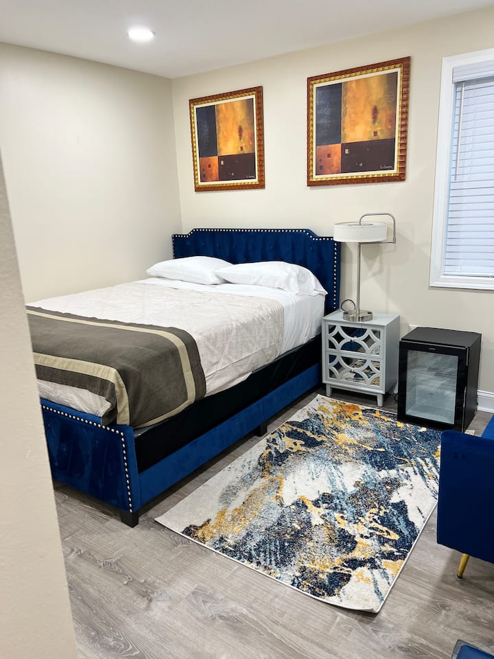 Near Dc 5 Bdrm 4.5 Bth 11 Beds 2 Kitchens &Parking - Silver Spring, MD