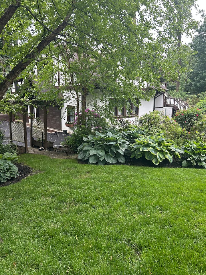 Cozy 3 Bedroom Carriage House. - Bloomfield, NJ