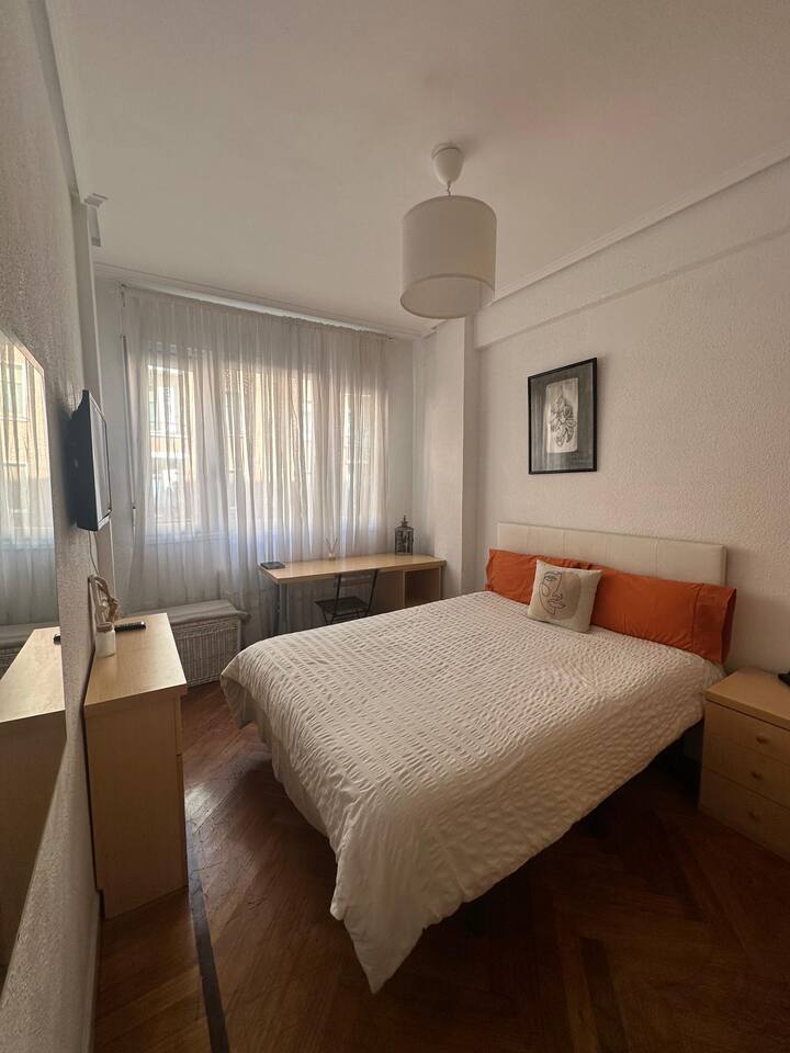 Cozy Room In Central Bilbao — Near Old Town - Bilbao