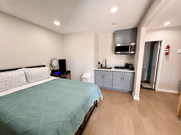 Studio With Private Kitchen And Bathroom B-b - エルモンテ, CA
