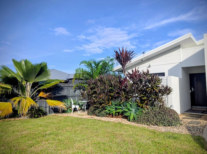 Granny Flat, Parking, Walk To Shops & Bus Stop - Cairns