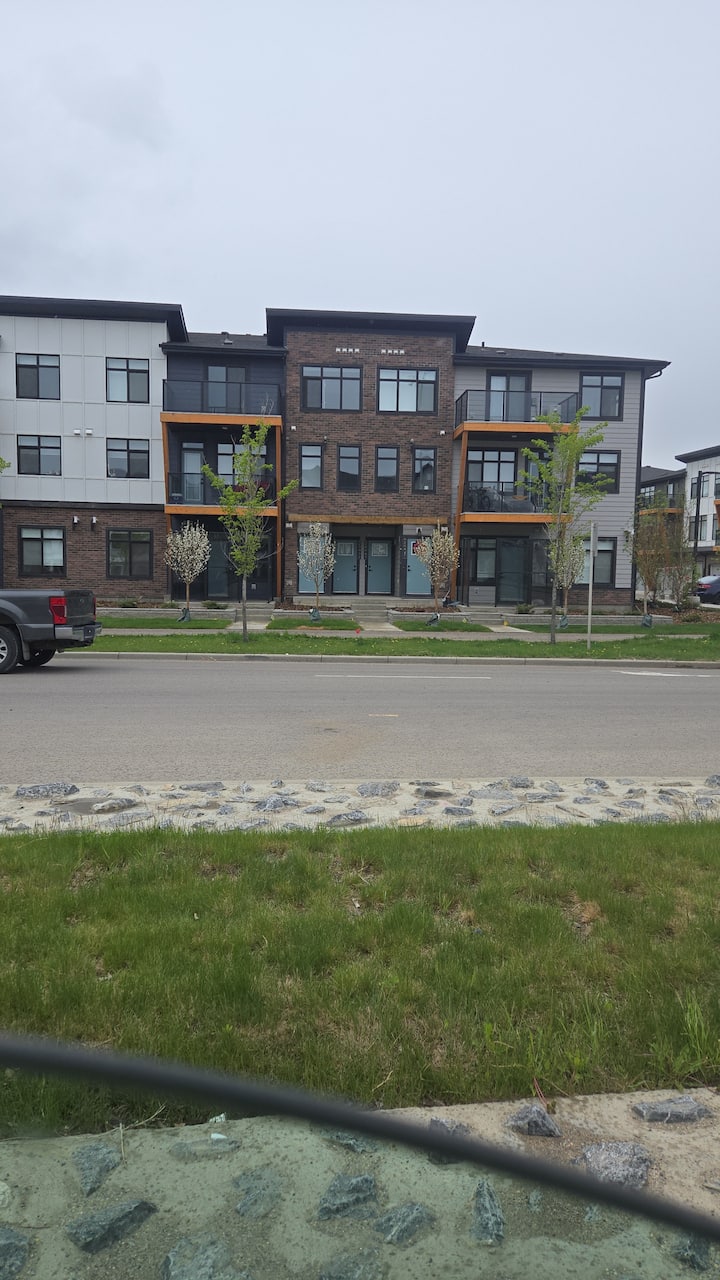 Beautiful 2 Story Townhouse 3beds In Seton - Calgary