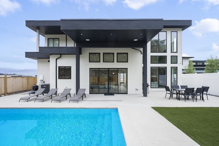 Lake Views Oasis With Backyard Pool & Patio - Kelowna