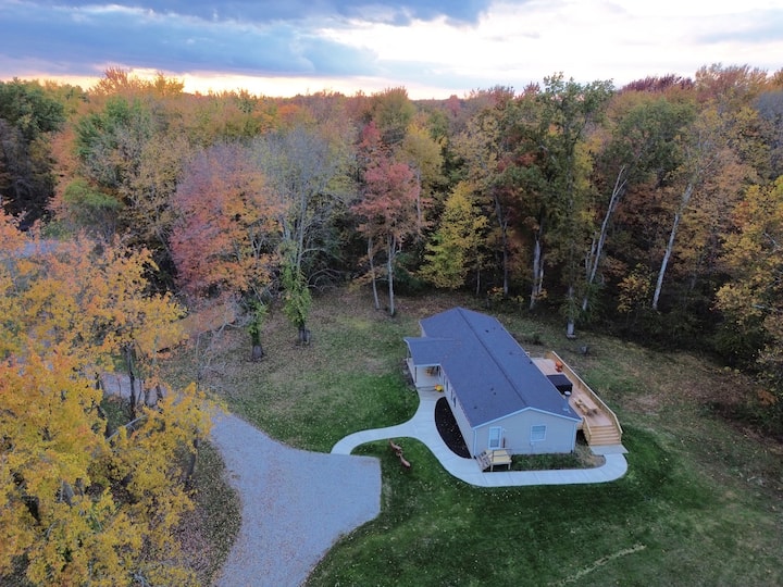 Rural Luxury Getaway • Hot Tub • Pond & Wildlife - Georgetown, OH