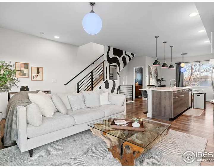 Artsy 3-bed Townhome - Red Rocks & Downtown Denver - Lakewood, CO