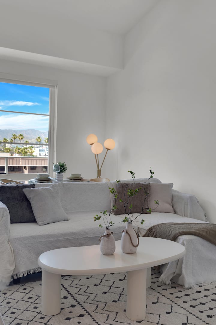 Balcony With Hills View, Safe Parking, Pool, Gym - West Hollywood