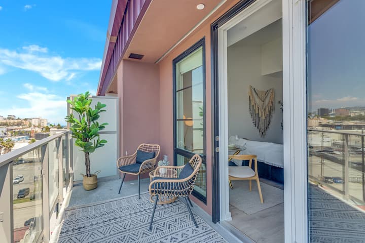 Balcony With Hills View, Safe Parking, Pool, Gym - West Hollywood, CA