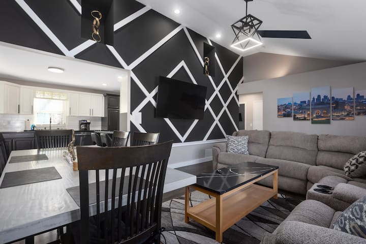 Westwood Luxury Home | 4 Kings | Jacuzzi | Gym - Kansas City, KS