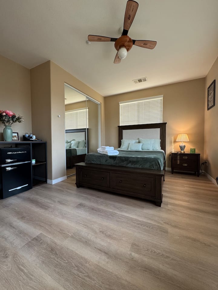 Room201 位于二楼 独享洗手间的舒适卧室 - Fontana, CA