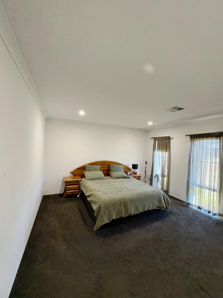 Main Ensuite In Quiet Location - Armadale